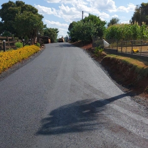 Trecho na Linha São João Base recebe base de brita graduada para asfalto