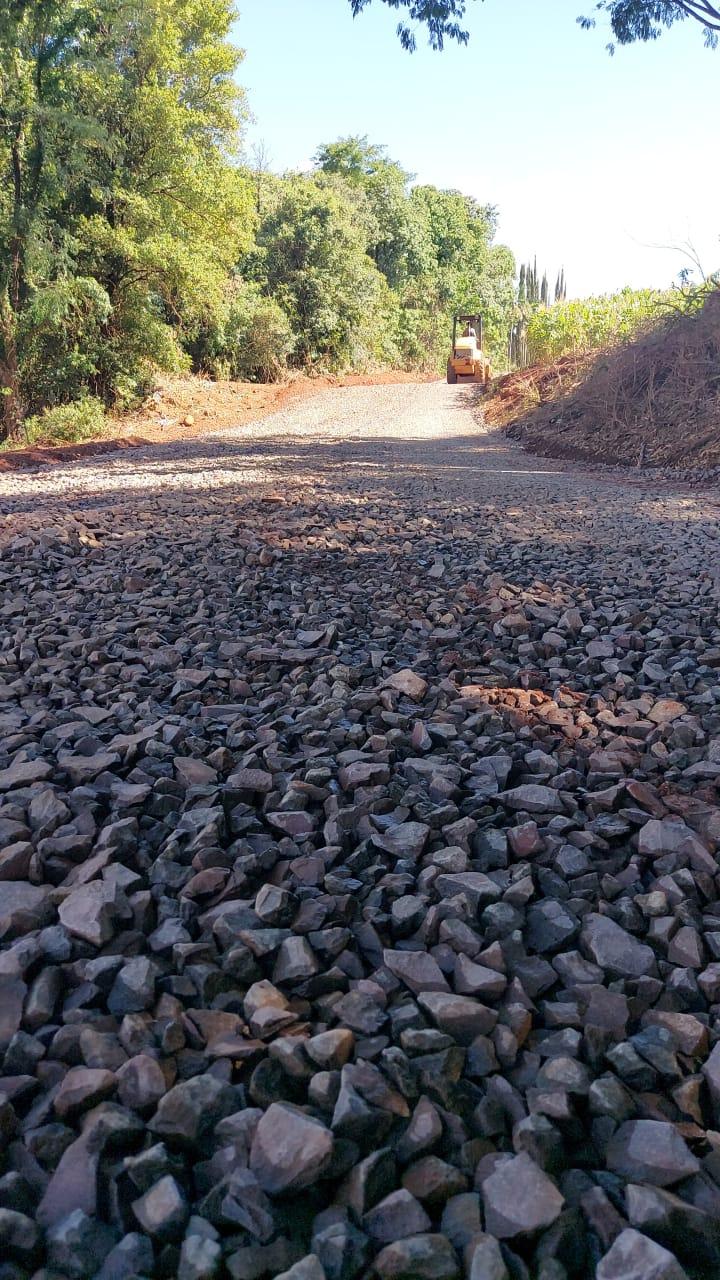 Trecho na Linha São João Base recebe base de brita graduada para asfalto